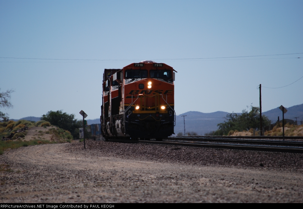 BNSF 7916 starts the turn into the BNSF Barstow yard pulling a eastbound Z-Train.
